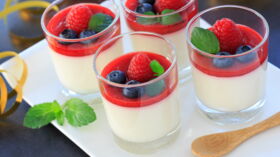 Panna cotta au lait de coco et aux fruits rouges facile et rapide ...