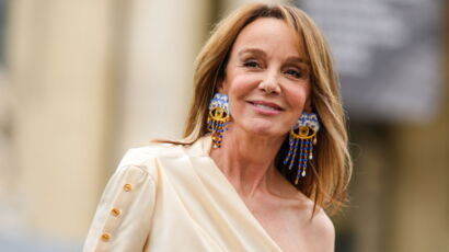 Sophie Davant à couper le souffle en robe fendue asymétrique qui dévoile ses épaules et ...