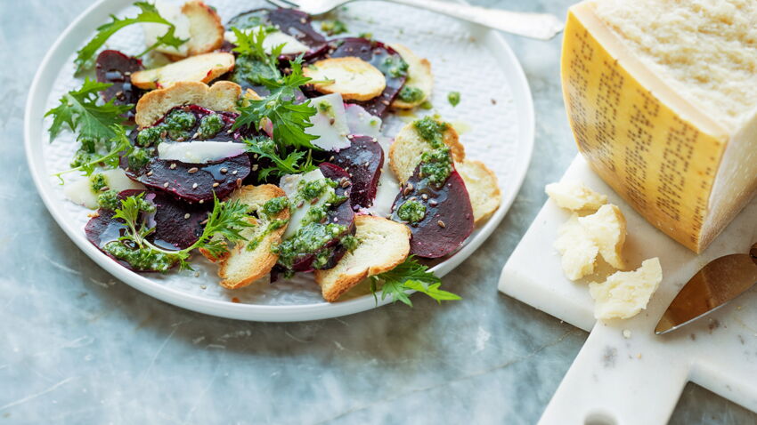 Salade de betterave rouge au Parmigiano Reggiano et sauce aux herbes ...