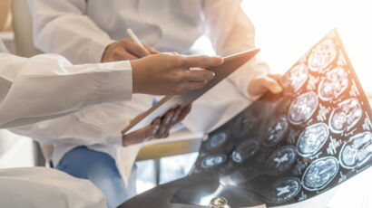 Aphasie : reconnaître et soigner les différents types d’aphasie : Femme ...