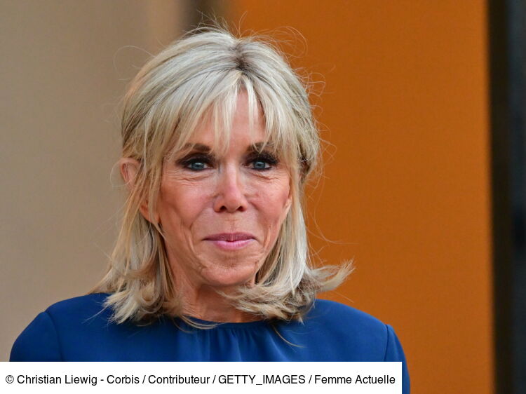 Brigitte Macron superbe en tailleur cintré monochrome, caraco satiné et ...