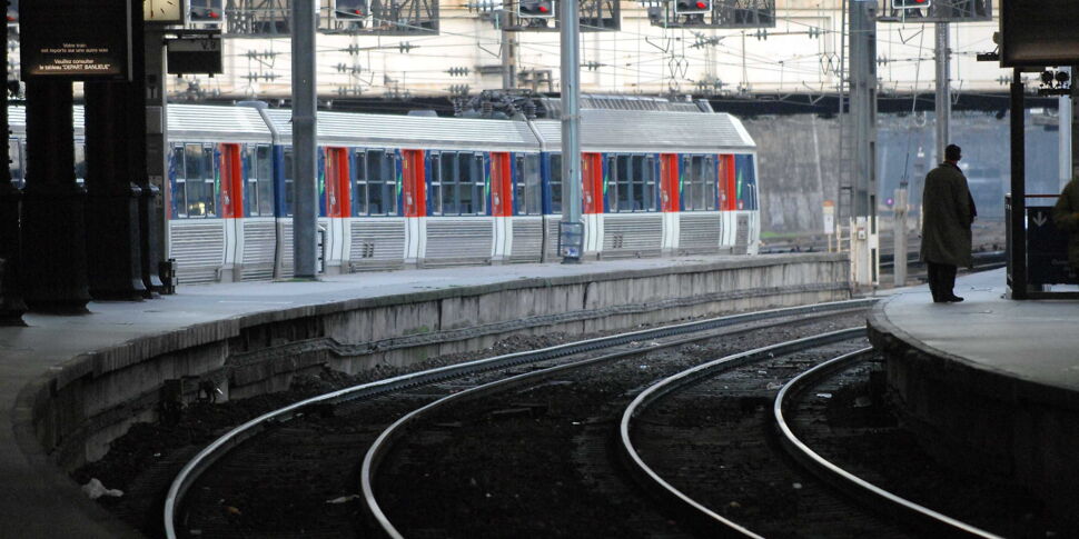 Paris : une femme intégralement voilée menace de mort des usagers du ...
