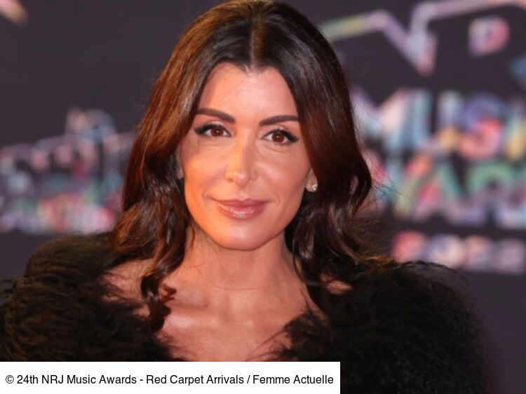 Jenifer à couper le souffle en micro-robe effet disco qui joue sur la ...