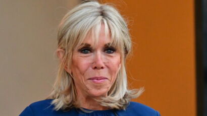 Brigitte Macron ultra-chic en manteau cape, slim et bottines à gros ...