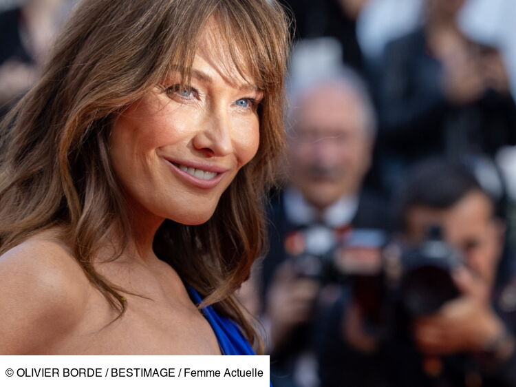 Carla Bruni-Sarkozy canon en robe longue largement fendue et décolleté ...