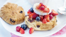 Bavarois au fromage blanc et aux fruits rouges rapide : découvrez les ...