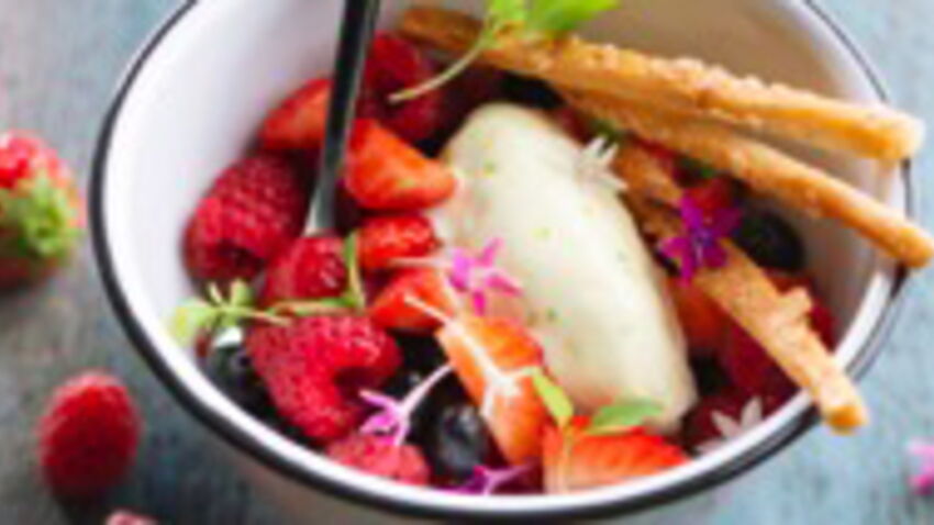 Salade de fruits rouges, quenelle de crème citron et basilic glacé ...