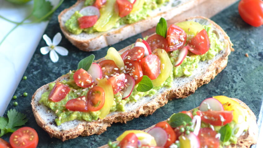 Tartines sans gluten, avocat et tomate à la mexicaine facile et rapide ...