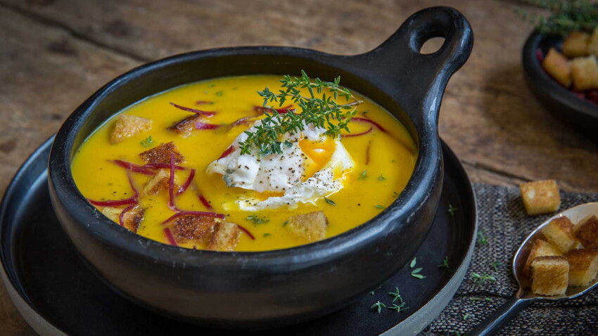 Soupe de potiron à l'orange, viande des Grisons, oeuf de caille et ...