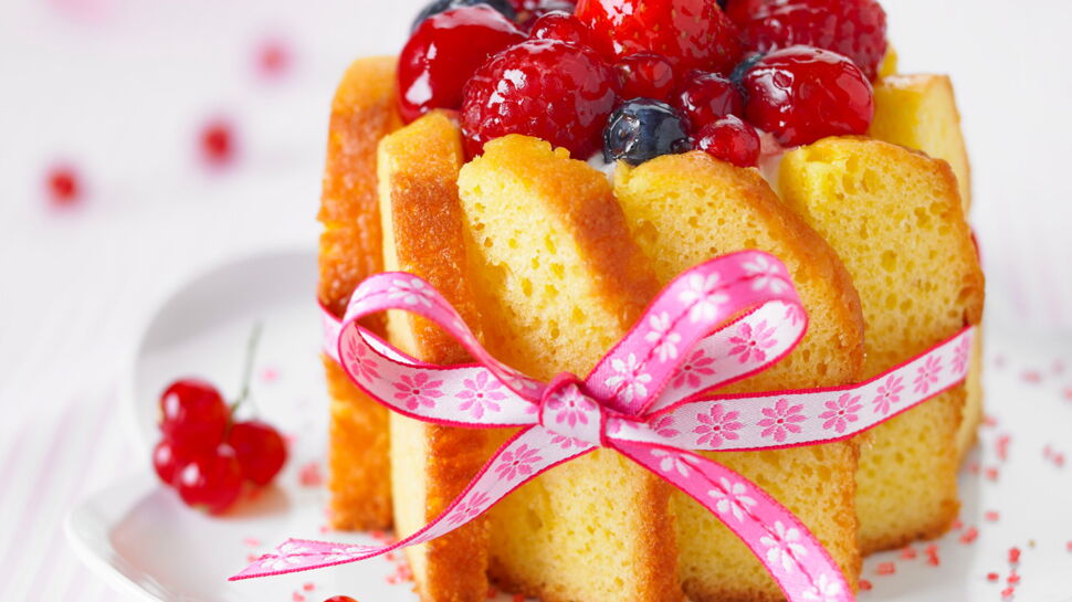 Charlotte de quatre-quarts aux fruits rouges facile et rapide ...