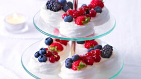 Pavlova aux fruits rouges super facile : découvrez les recettes de ...