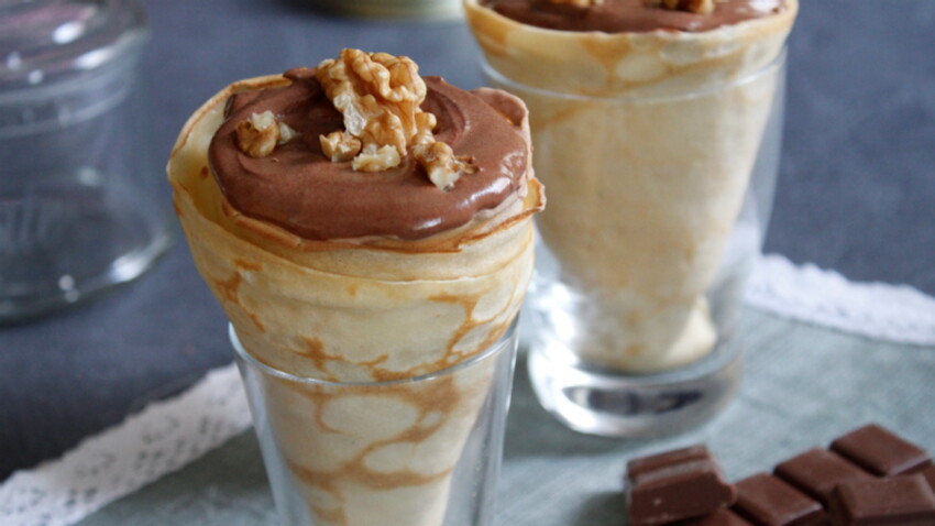 Cornet de crêpes chantilly au chocolat noir, poires et noix facile et ...