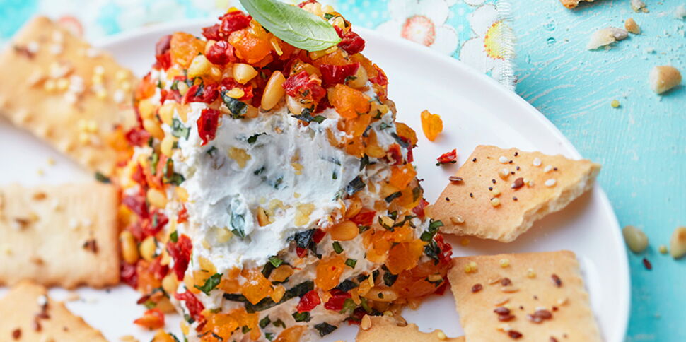 Pyramide cheese de Chavroux, tomates confites, abricots et basilic ...