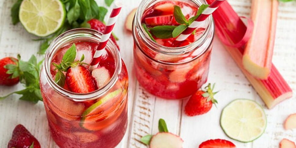 Cocktail rose à la fraise et à la rhubarbe facile et rapide : découvrez ...