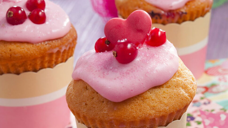 Cupcakes aux fruits rouges et barbe à papa facile et rapide : découvrez ...