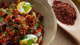 Salade de riz rouge, chorizo et poivrons rôtis facile : découvrez les ...