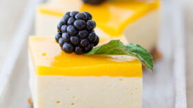 Cheesecake aux fruits rouges et coulis de fraise facile : découvrez les ...