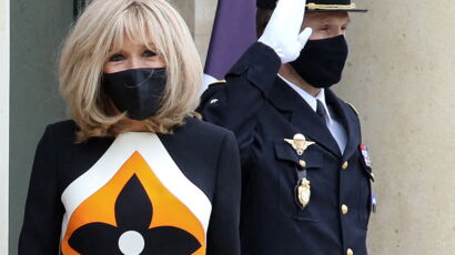 Photo - Brigitte Macron fait sensation en robe rouge Louis Vuitton en ...