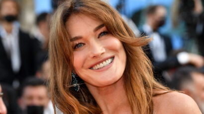 Carla Bruni glamour et sexy s’affiche en robe fendue et décolletée jusqu’aux fesses… (Wow ...