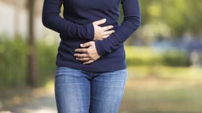 Occlusion intestinale : comment reconnaître les symptômes ? : Femme ...