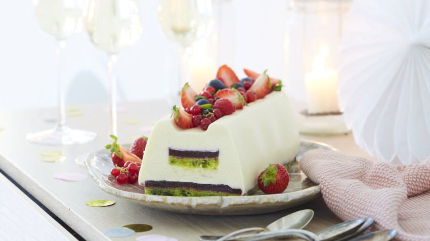 Bûche au chocolat blanc, fruits rouges et pistaches : découvrez les ...