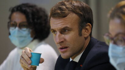 "Emmanuel Macron porte une perruque" : face à la rumeur, sa réponse ...