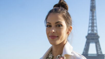 Iris Mittenaere renversante : robe moulante et jeu de jambes irrésistible en talons hauts ...