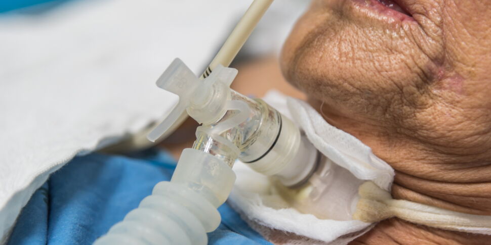 Trachéotomie : définition, déroulement et convalescence : Femme ...