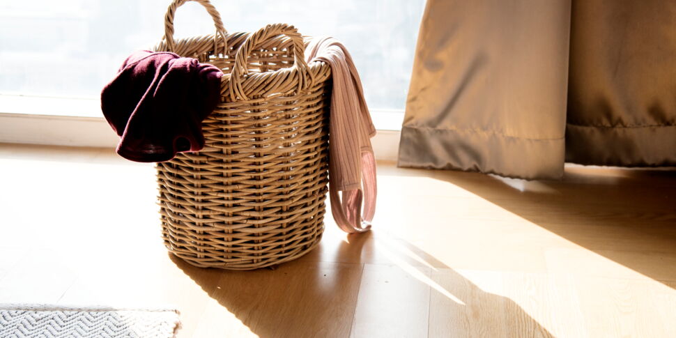 Se débarrasser des mauvaises odeurs dans le panier à linge : Femme ...