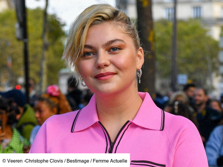 Louane à couper le souffle dans un chemisier fluide et satiné dévoilant ...