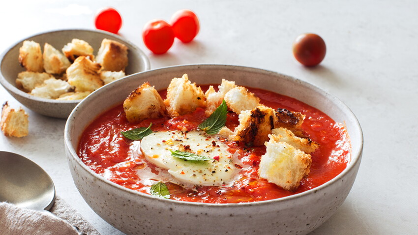 Soupe de tomates, mozzarella et croûtons aillés facile et rapide ...