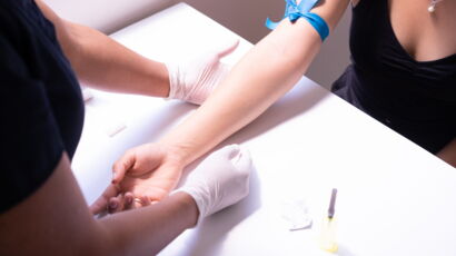 Oreillons : transmission, contagion, symptômes, traitements : Femme ...