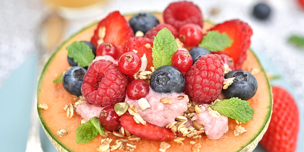 Melons à la mousse de yaourt et fruits rouges facile : découvrez les ...