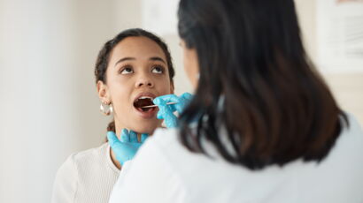 Angine vésiculeuse : causes, symptômes, transmission, contagion ...