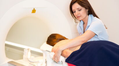 Otoscopie : comment se passe cet examen de l'oreille ? : Femme Actuelle ...