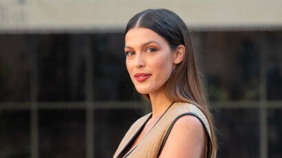 Iris Mittenaere dévoile sa silhouette de rêve en mini jupe à strass, plumes et talons ...