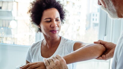 Pyrosis : causes, symptômes et traitements de cette douleur : Femme ...