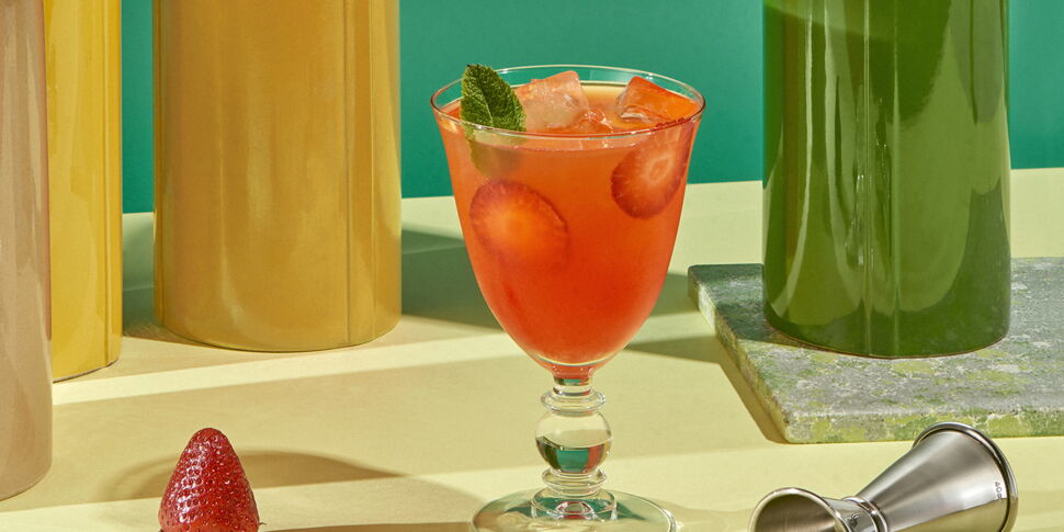 Cocktail Cointreau Fizz Fraise Menthe facile et rapide : découvrez les ...