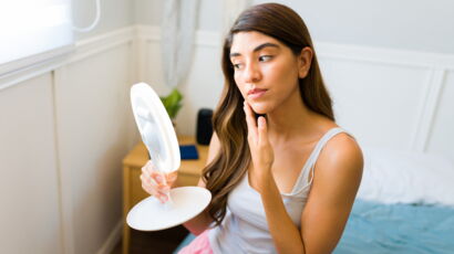 Percer un bouton sur le visage : bonne ou mauvaise idée ? La réponse d ...