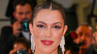 Iris Mittenaere à couper le souffle en robe longue d’été au décolleté dos irrésistible : Femme ...