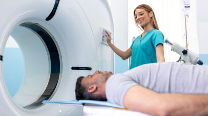 Scanner : comment s’y préparer et comment se déroule l’examen : Femme ...