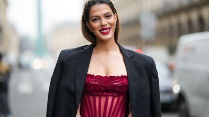 Au défilé Amiri, Iris Mittenaere prend la pose dans une robe à couper le souffle tout en ...
