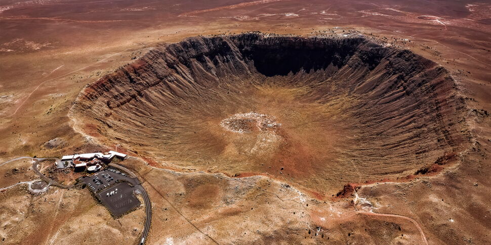 Meteor Crater : ce cratère d’impact de météorite est l’un des plus visités au monde : Femme ...