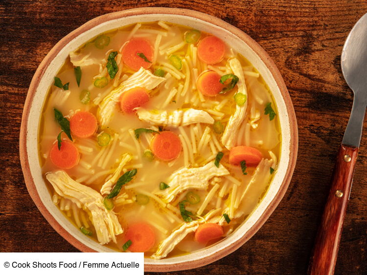 Soupe de poulet et petites pâtes : la recette super simple pour le ...