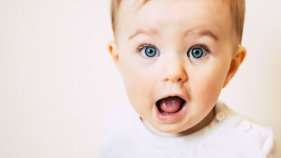 Bébé louche : quelle prise en charge ? : Femme Actuelle Le MAG