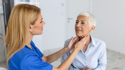 Cancer de la gencive : symptômes, diagnostic, traitements : Femme ...