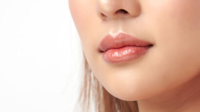 Voici les gestes tout simples d’une facialiste pour repulper ses lèvres ...