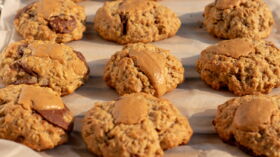 Cookies parfaits aux grosses pépites de chocolat blanc facile et rapide ...