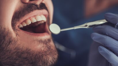 Cancer de la gencive : symptômes, diagnostic, traitements : Femme ...