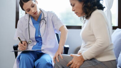 Polyarthrose : quels sont les symptômes et traitements ? : Femme ...